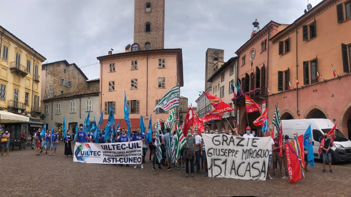 Protesta in piazza ad Alba per dire no alla chiusura della Stamperia ...