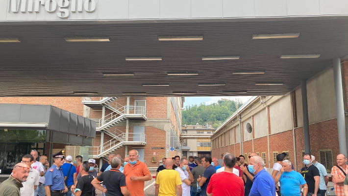 Stamperia di Govone chiusa, la rabbia dei dipendenti davanti ai ...