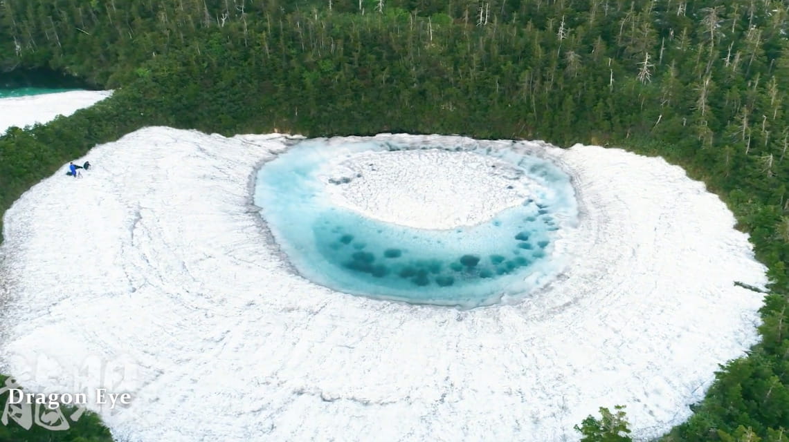 Il fascino misterioso del Dragon Eye Lake, il lago giapponese a forma ...