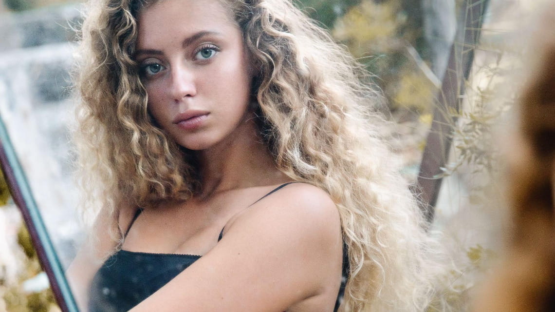 Alysia, un anno dopo “Il Collegio”: l’influencer “vola” nel web - La Stampa