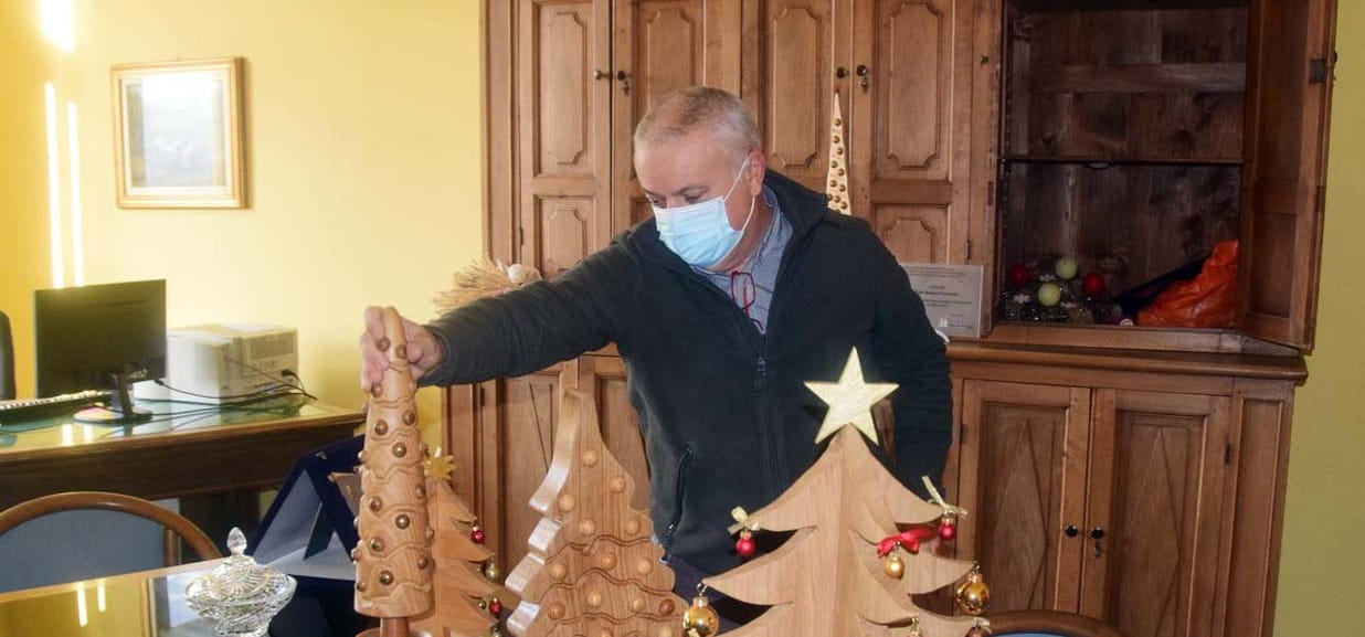 Il sindaco falegname che realizza gli alberelli di Natale per decorare ...