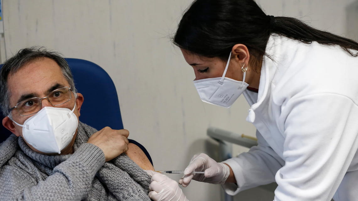 Accordi tra aziende farmaceutiche per la produzione del vaccino - La Stampa