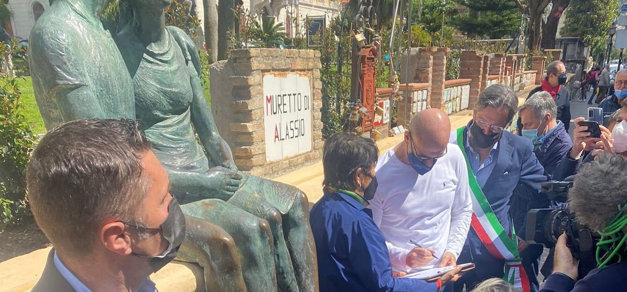 Il mister del Genoa Davide Ballardini ha firmato la piastrella del ...