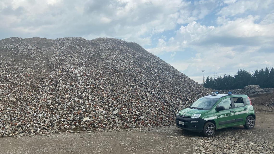 Scarico e trattamento illecito di scarti edili, i carabinieri forestali ...