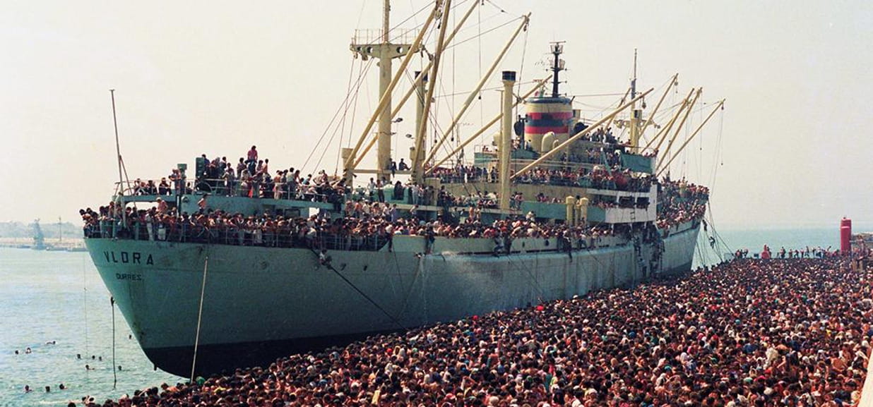Vlora, trent'anni fa lo sbarco a Bari - La Stampa