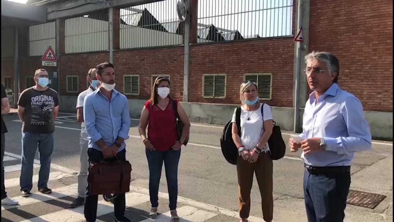 Miroglio, operai davanti ai cancelli di Alba contro la chiusura della ...