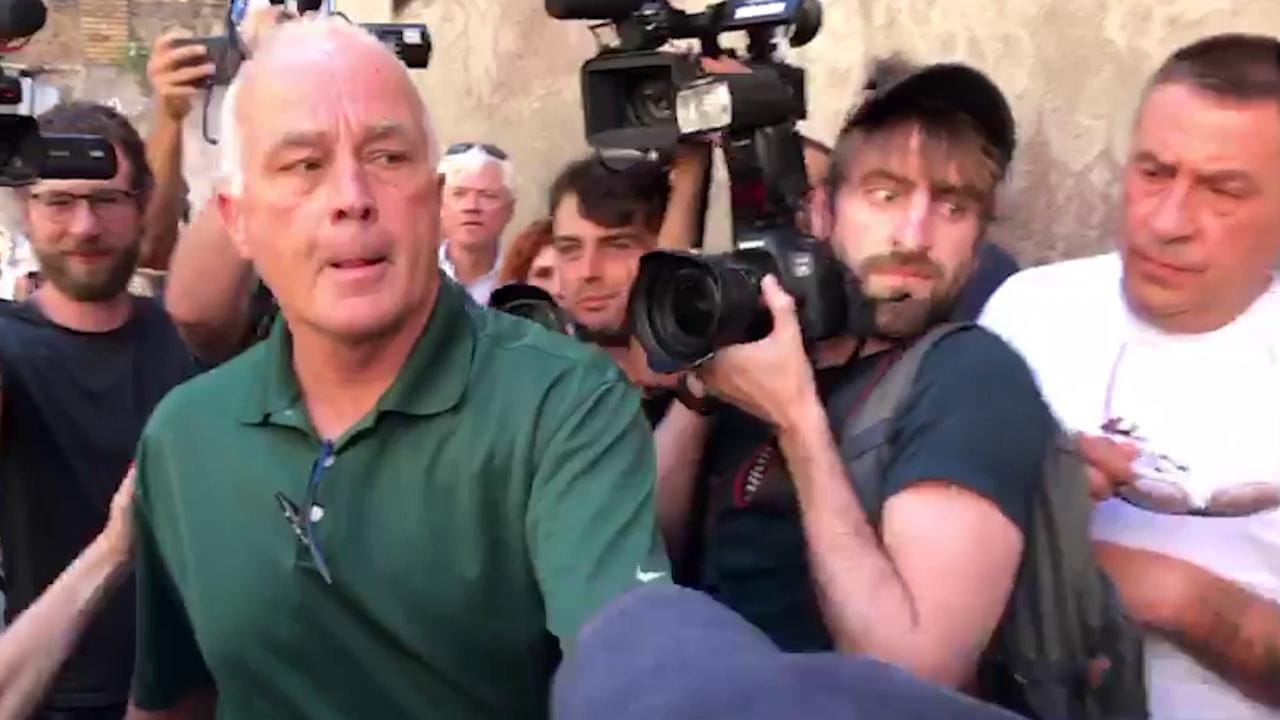 Il padre di Finnegan Lee Elder entra in carcere per rivedere suo figlio ...