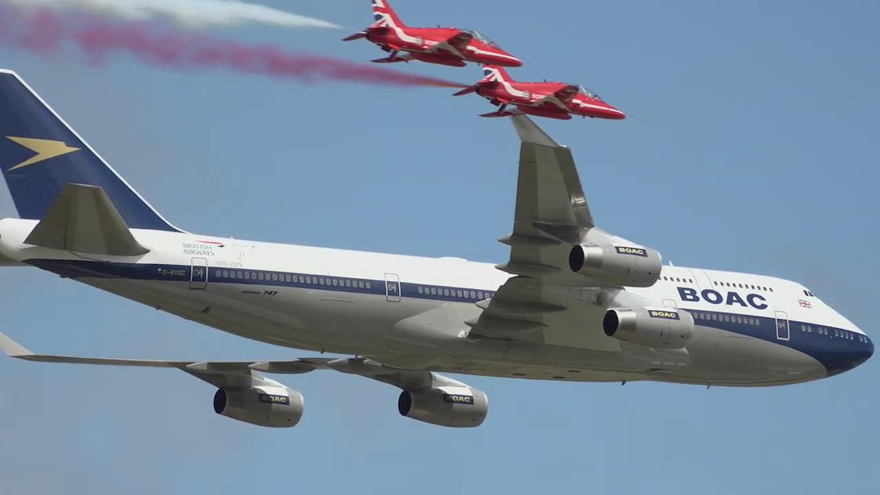 Il volo del "gigante" con i jet acrobatici, nello show le Red Arrows ...