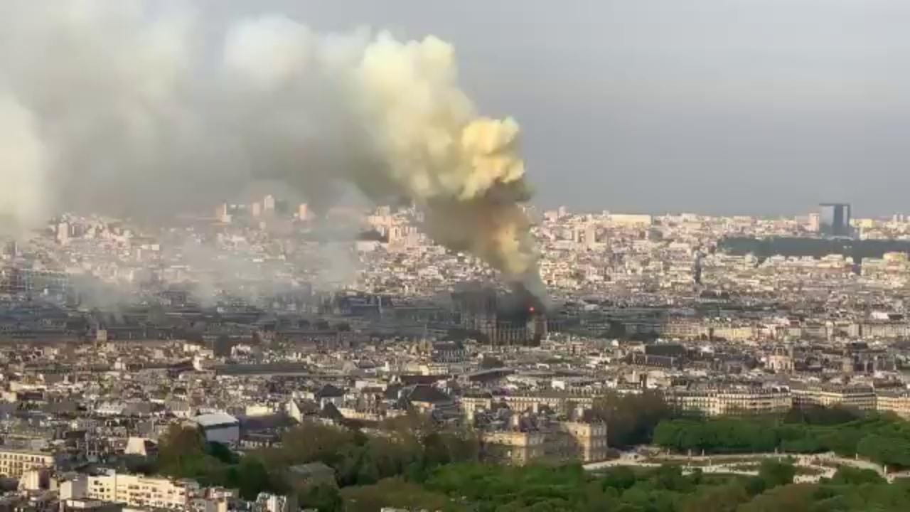 In fiamme la cattedrale di Notre Dame a Parigi. Il fumo sulla città ...