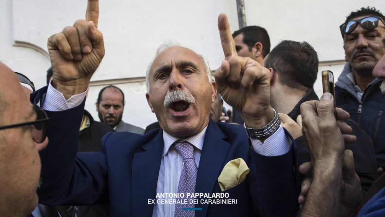 L'ex generale Pappalardo sulla Diciotti:" Vate scendere i migranti, o ...