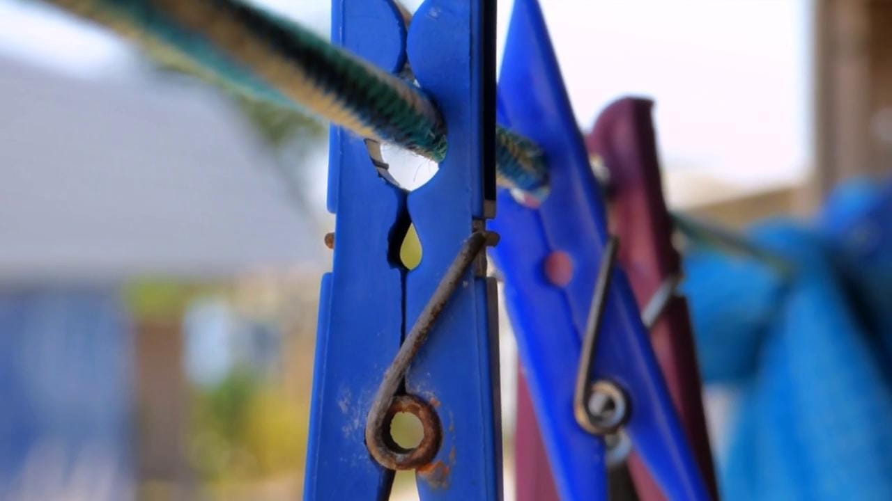 Con quale frequenza è bene lavare i vestiti che indossiamo? - La Stampa