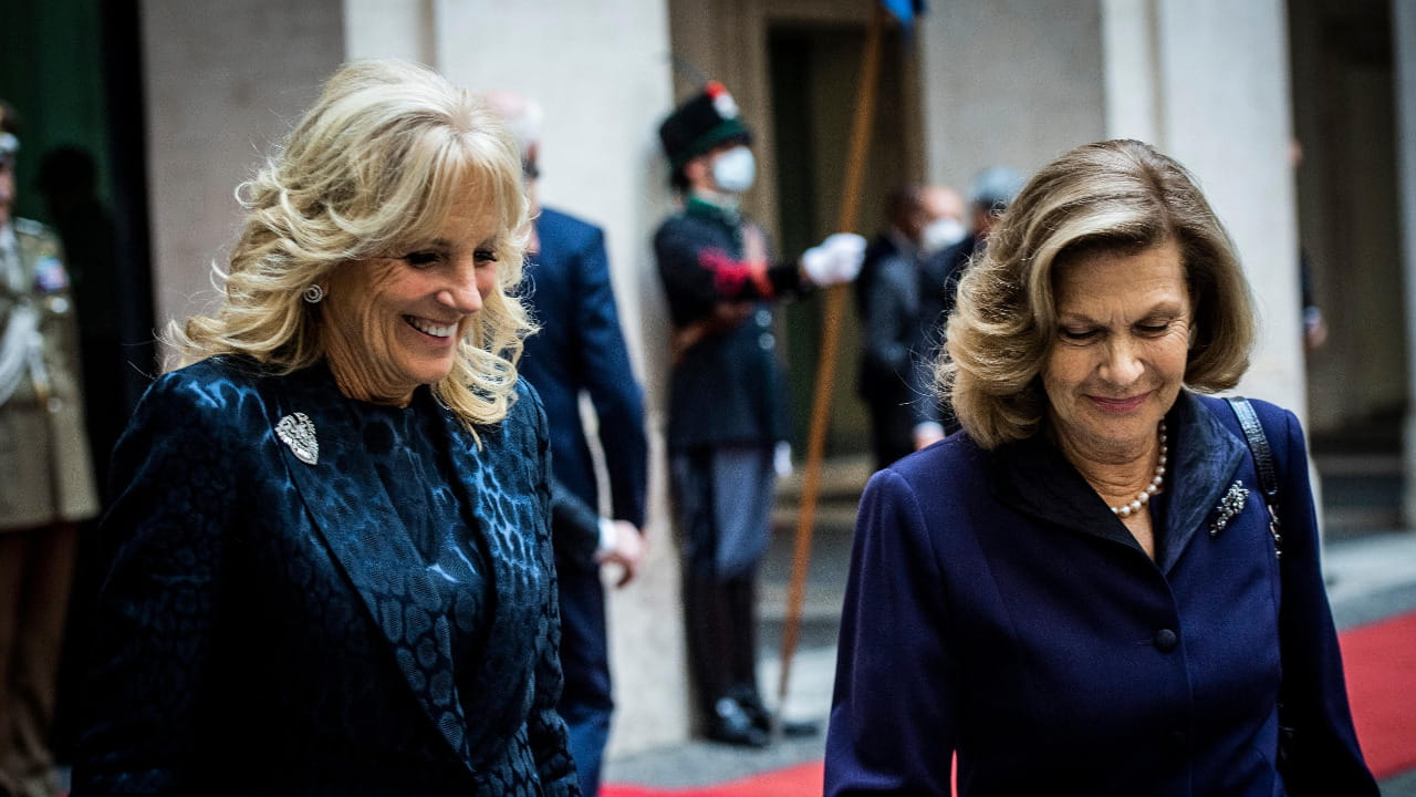Il debutto di Maria Serena Cappello, tailleur austero e abbraccio a ...