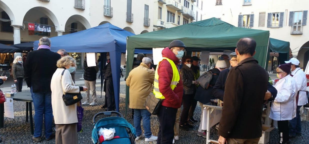 Successo per la “Panisciada” benefica dei Lions in piazza Duomo a ...