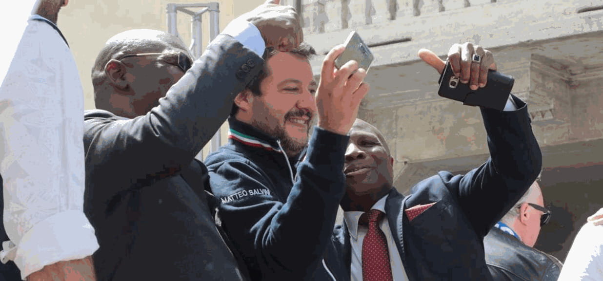 Selfie sul palco di Salvini con Biorou Jean Kean padre del giocatore ...