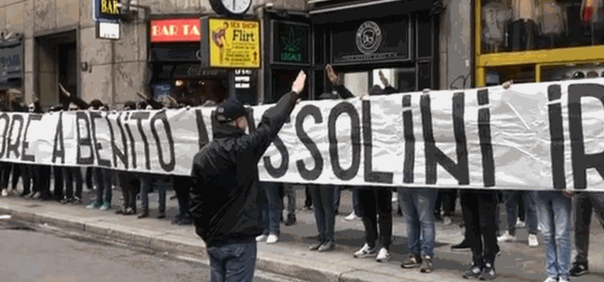 Sfregio a Milano, striscione per Mussolini in piazzale Loreto - La Stampa