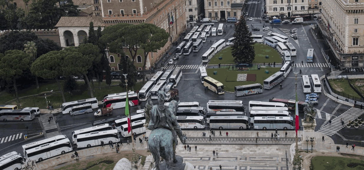 Trecento pullman turistici immobilizzano Roma. Rivolta anti-Cinque ...