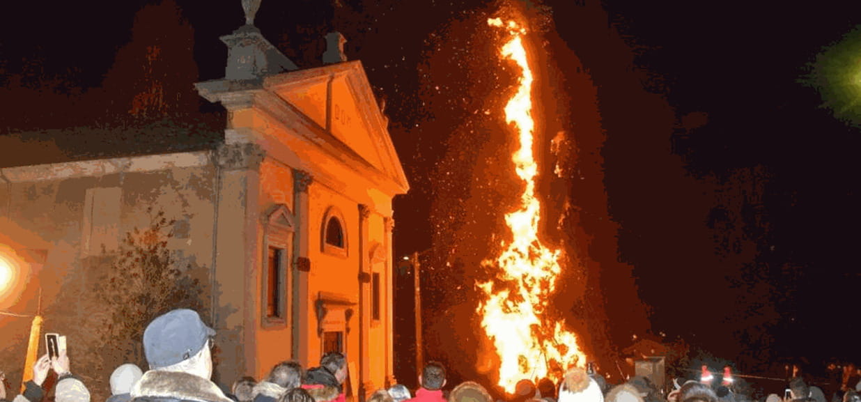 Le faville del falò di Rongio annunciano un 2019 di prosperità - La Stampa