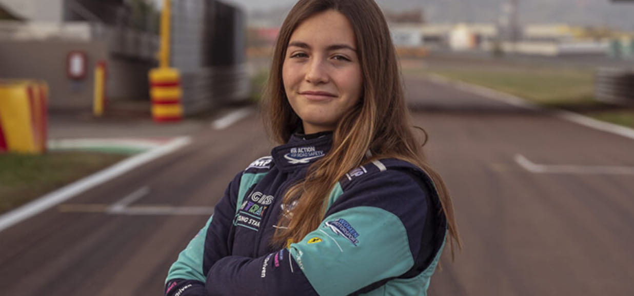 In Ferrari a 16 anni: chi è Laura, la pilota entrata a far parte della ...