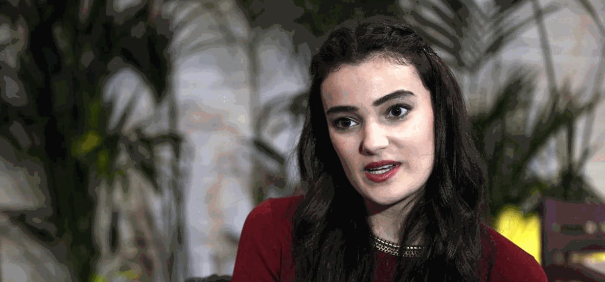 Pubblicò un poema satirico su Erdogan: Miss Turchia condannata a 14 ...