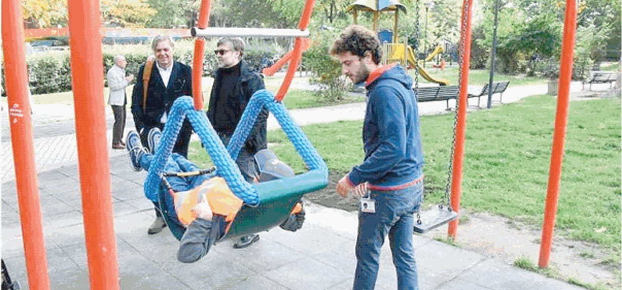 Con le altalene “magiche”il parco giochi è universale - La Stampa