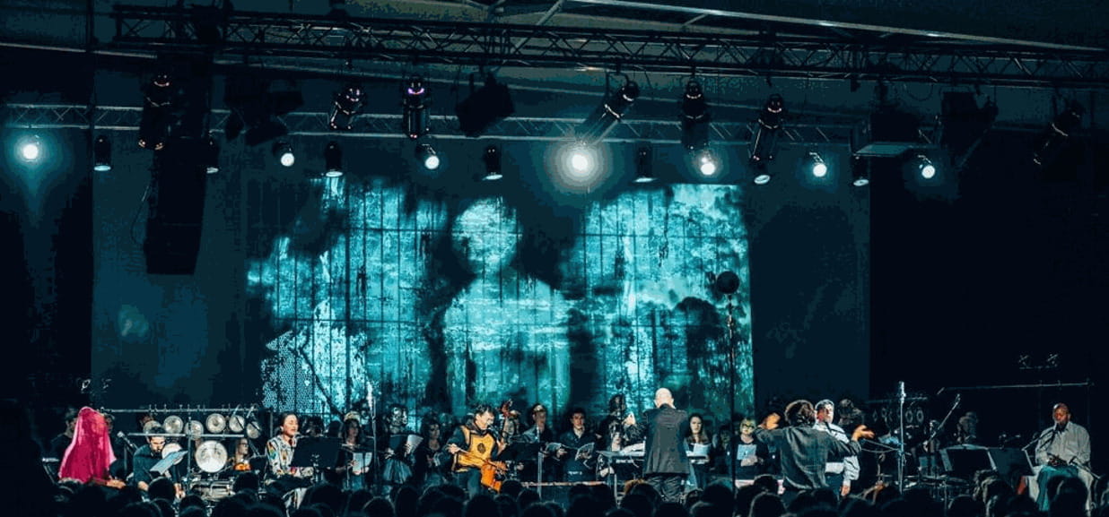 Reka Re, l’opera-esperimento che dà voce alla folla - La Stampa