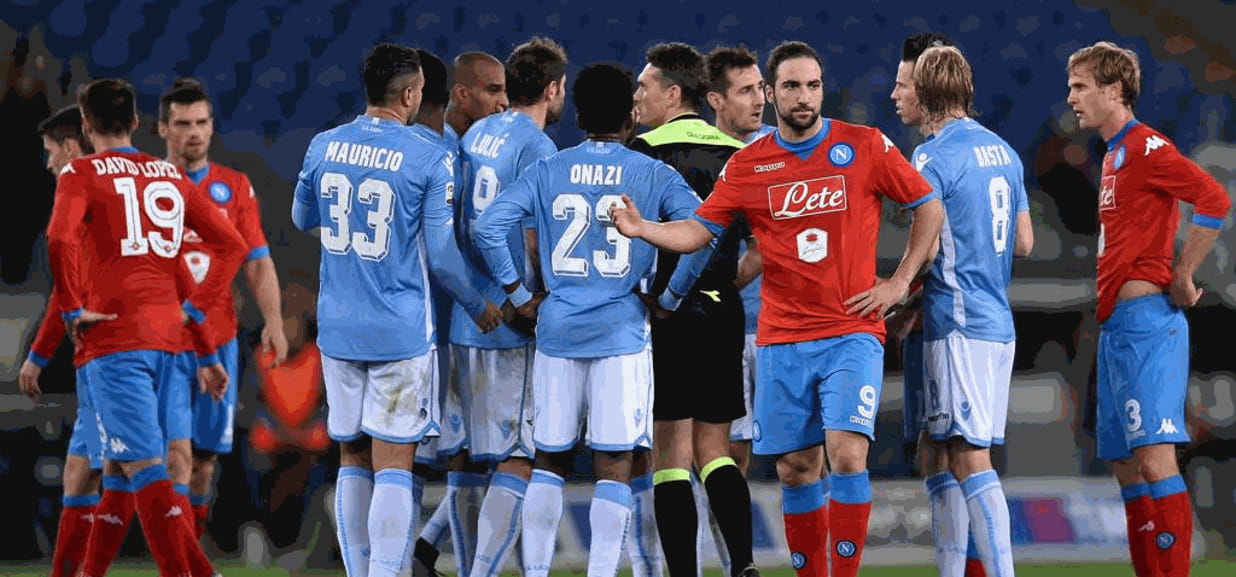 Napoli, show non stop. Lo fermano solo i buu - La Stampa