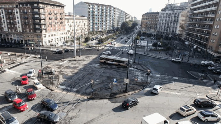 Piazza Carducci divisa a metà dai cantieri - La Stampa