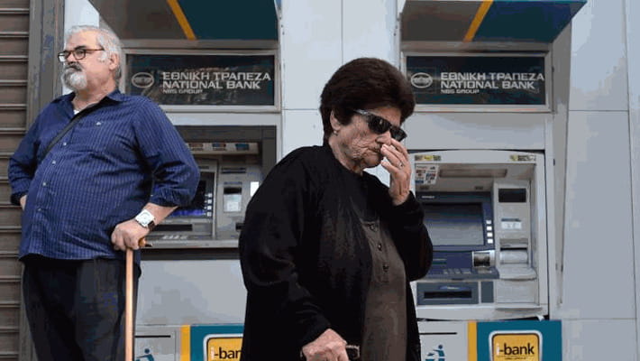 Il lunedì dell’austerità di Atene tra banche chiuse, pensionati in coda ...