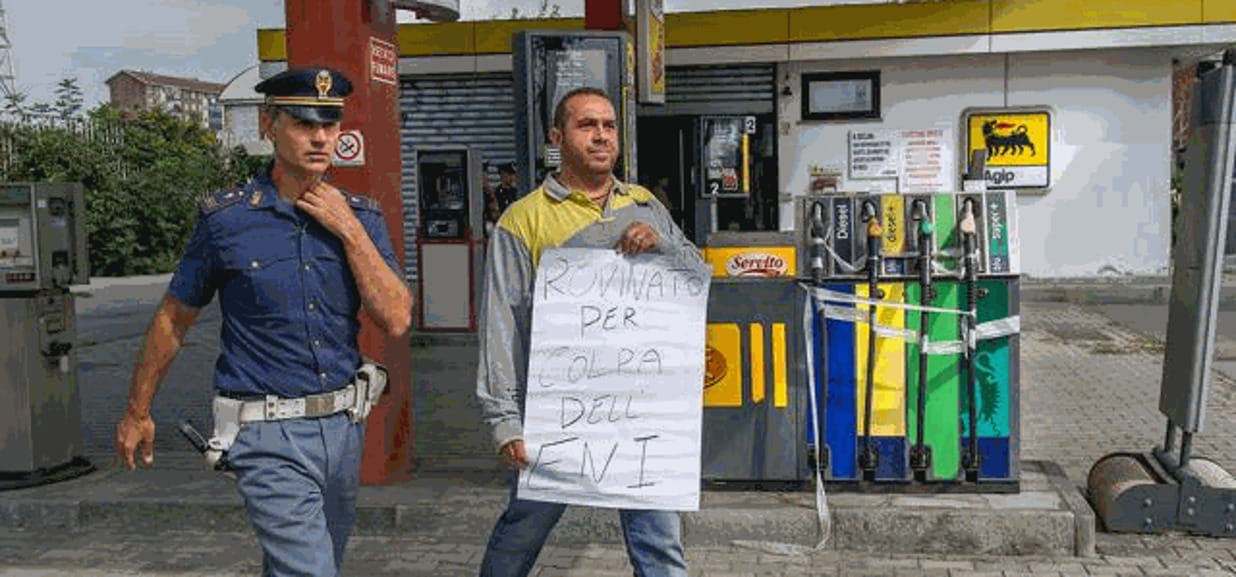 “Rovinato dall’Eni”, protesta choc di un benzinaio - La Stampa