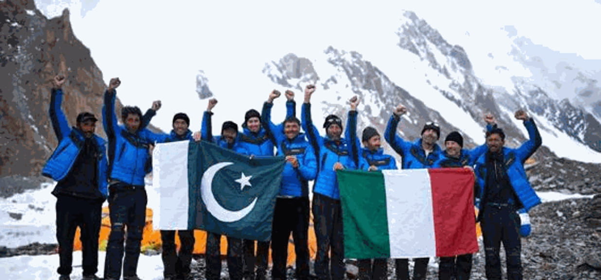 Quattro italiani sulla vetta del K2 - La Stampa