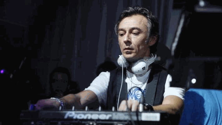Il deejay Albertino alla consolle al Festival delle radio universitarie ...