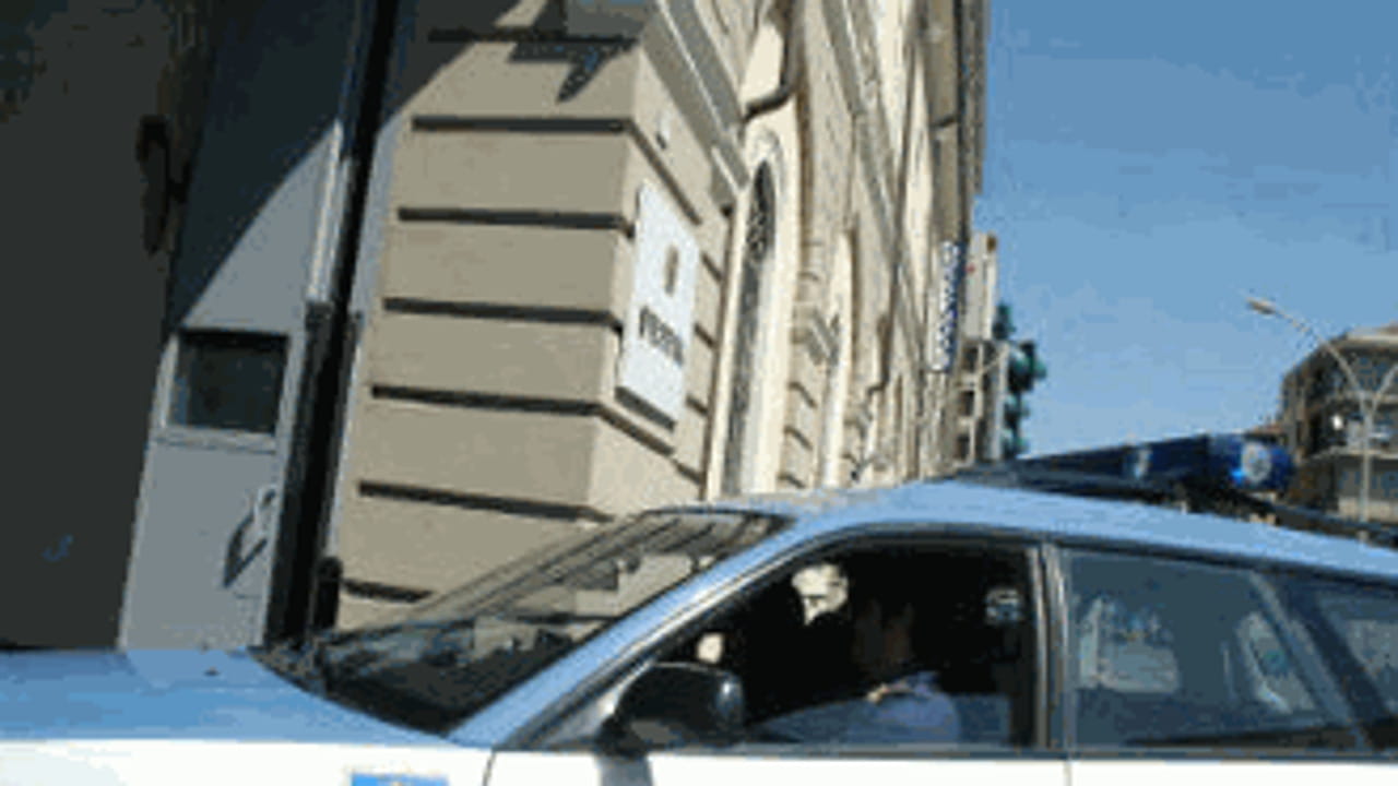 Ricercato per duplice omicidio si consegna in Questura a Novara - La Stampa