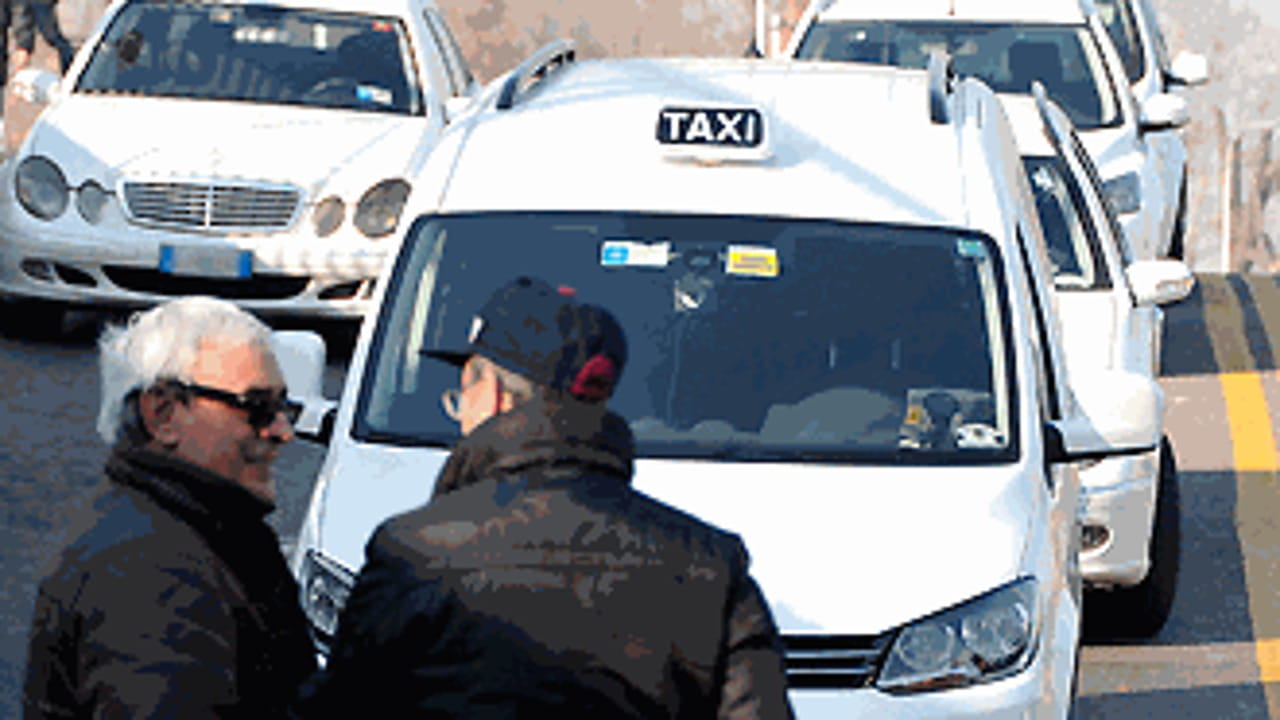 Milano, botte al tassista crumiro - La Stampa