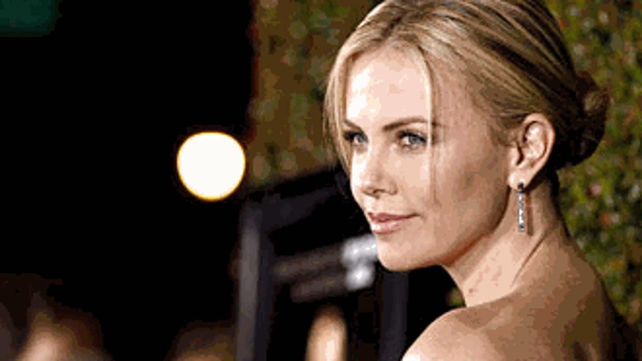 Charlize Theron "Essere single? Difficile ma è un'opportunità" - La Stampa
