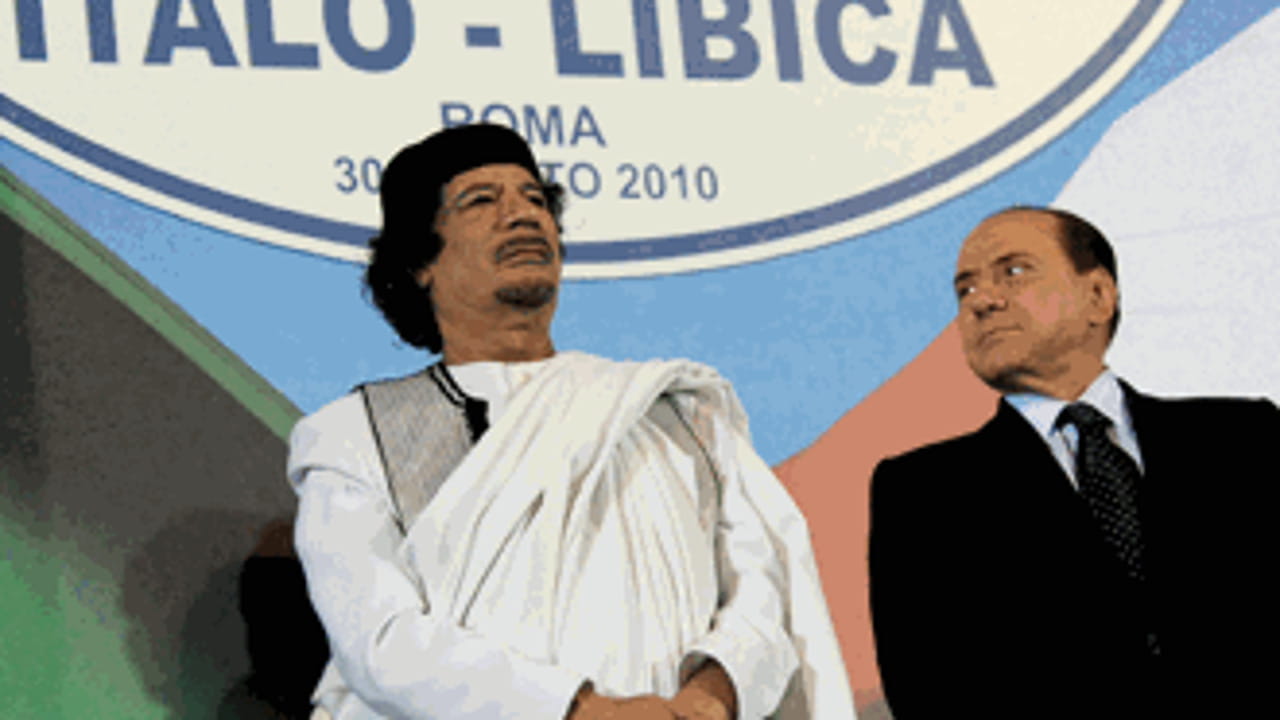 "I manifestanti usano armi italiane"E Berlusconi chiama Gheddafi: falso ...