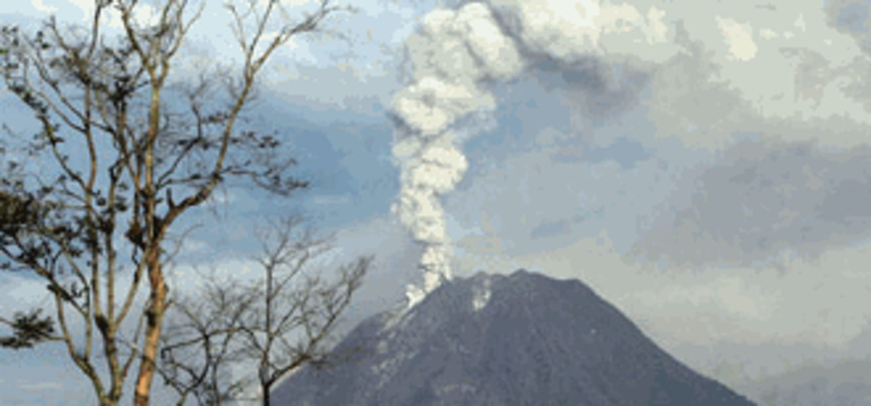 Indonesia, il vulcano erutta ancora - La Stampa