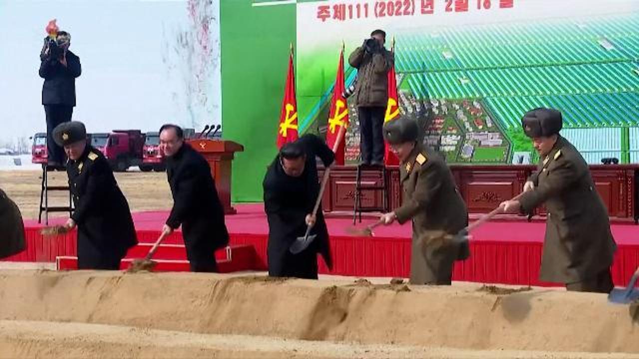 Corea del Nord, Kim Jong Un, armato di pala, scava la prima buca per ...