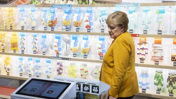 Berlino: la signora Merkel derubata del portafogli al supermarket - La ...