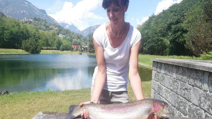 Sara Mittag, l’ossolana che alleva trote: “Da piccola nuotavo con loro ...