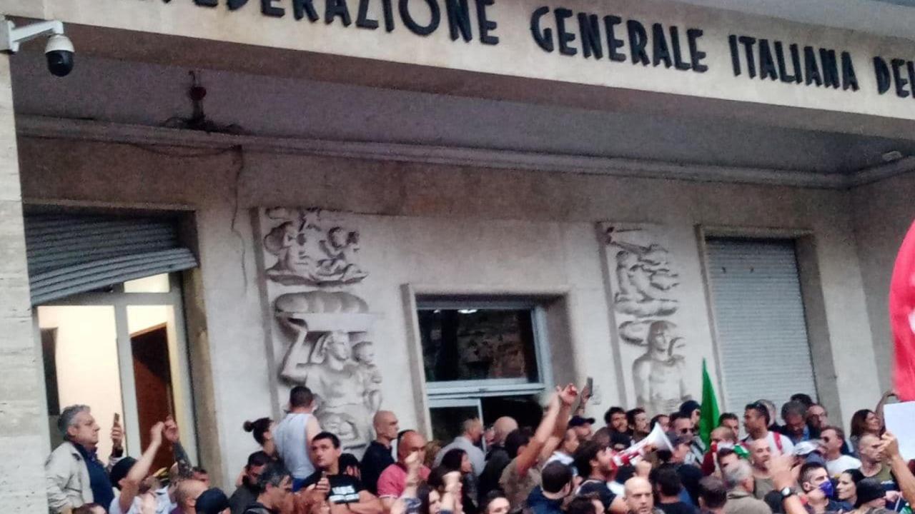 Assalto Cgil, prime 6 condanne a Roma - La Stampa