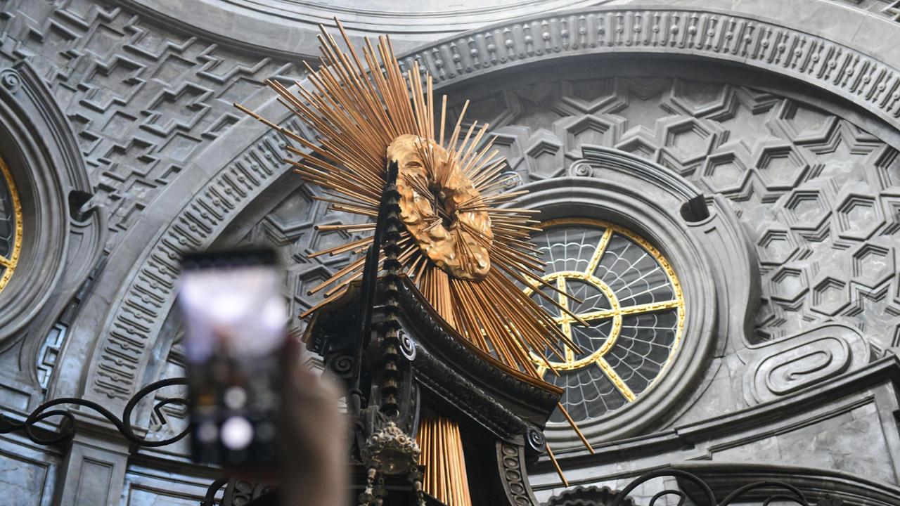 La Sindone di Torino ritrova la sua raggiera dorata - La Stampa