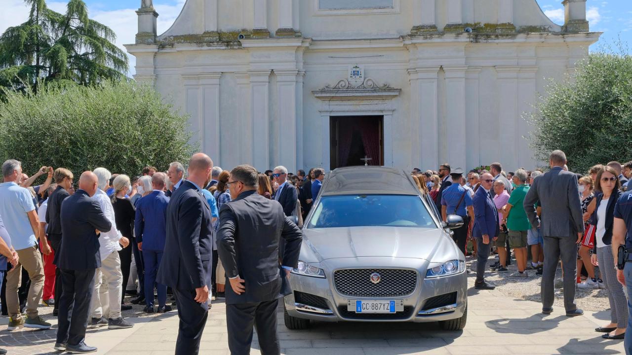 Funerali di Niccolò Ghedini: Casellati, Tajani e Marina Berlusconi per ...
