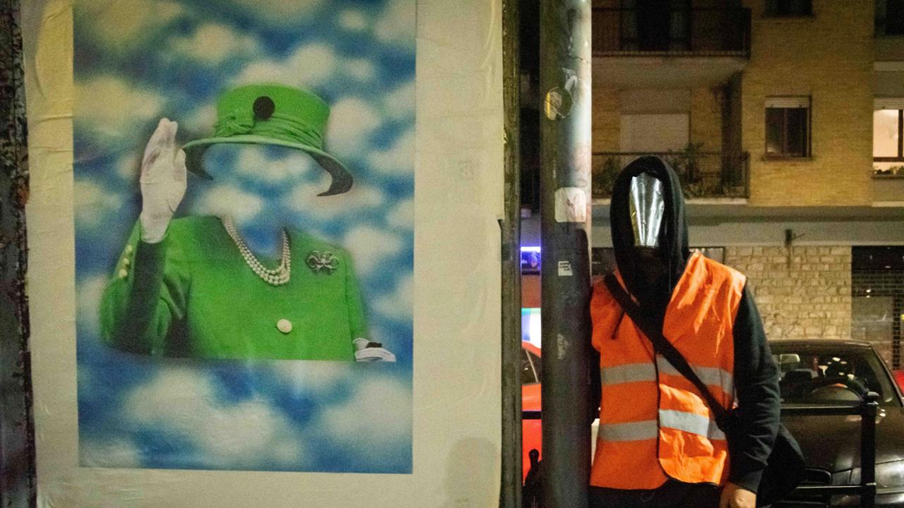 Anche lo street artist Andrea Villa rende omaggio alla regina ...