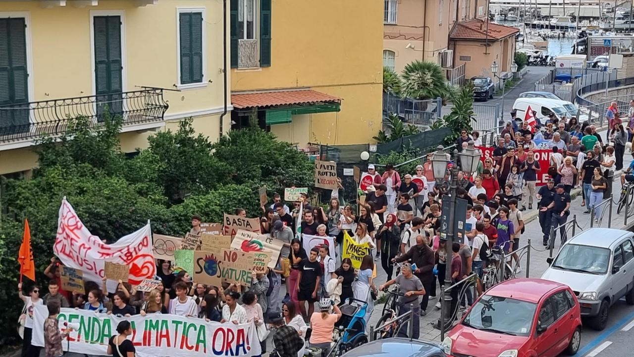 I giovani del “Fridays for Future”: “Prima le persone, poi i profitti ...