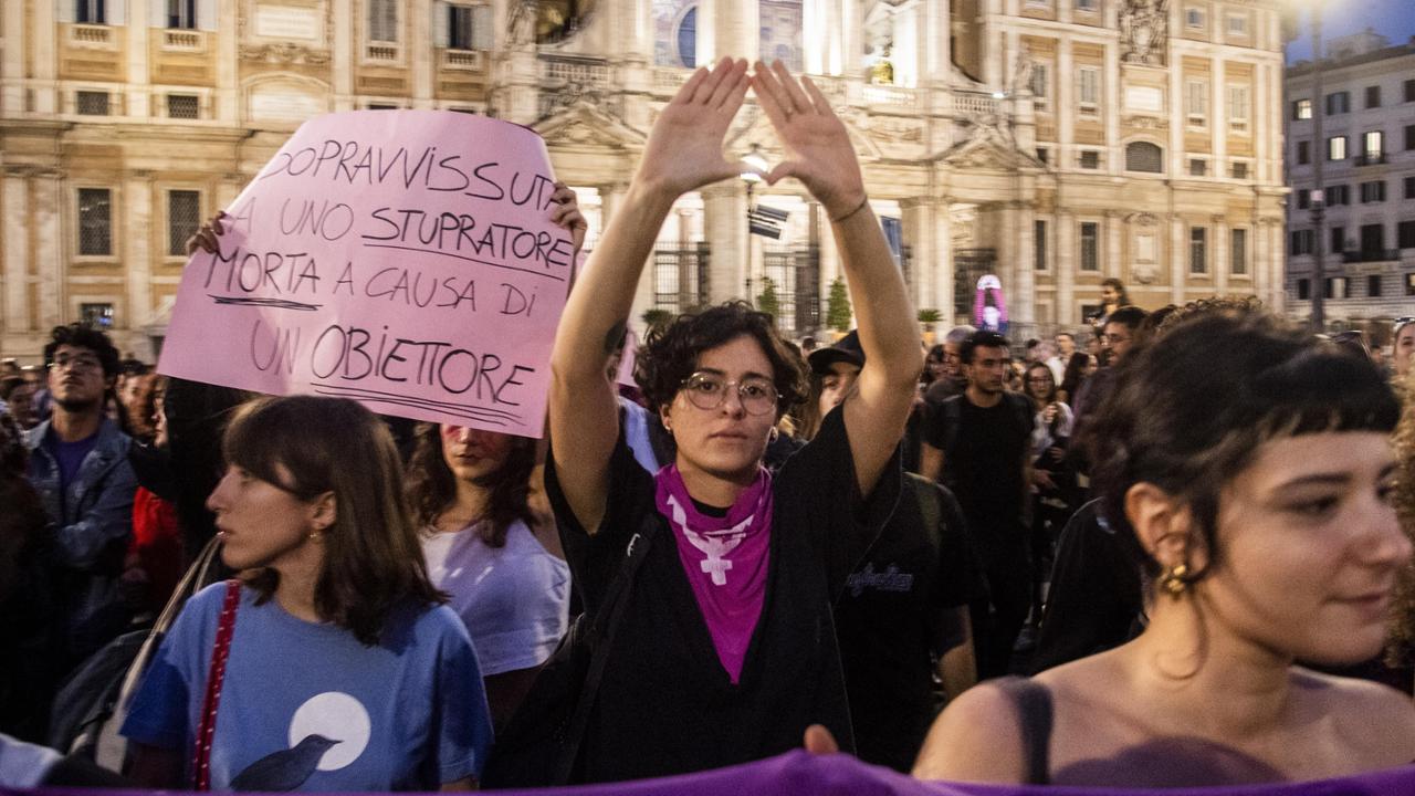 Aborto in Italia, Fratelli d'Italia vara il fondo pro vita - La Stampa