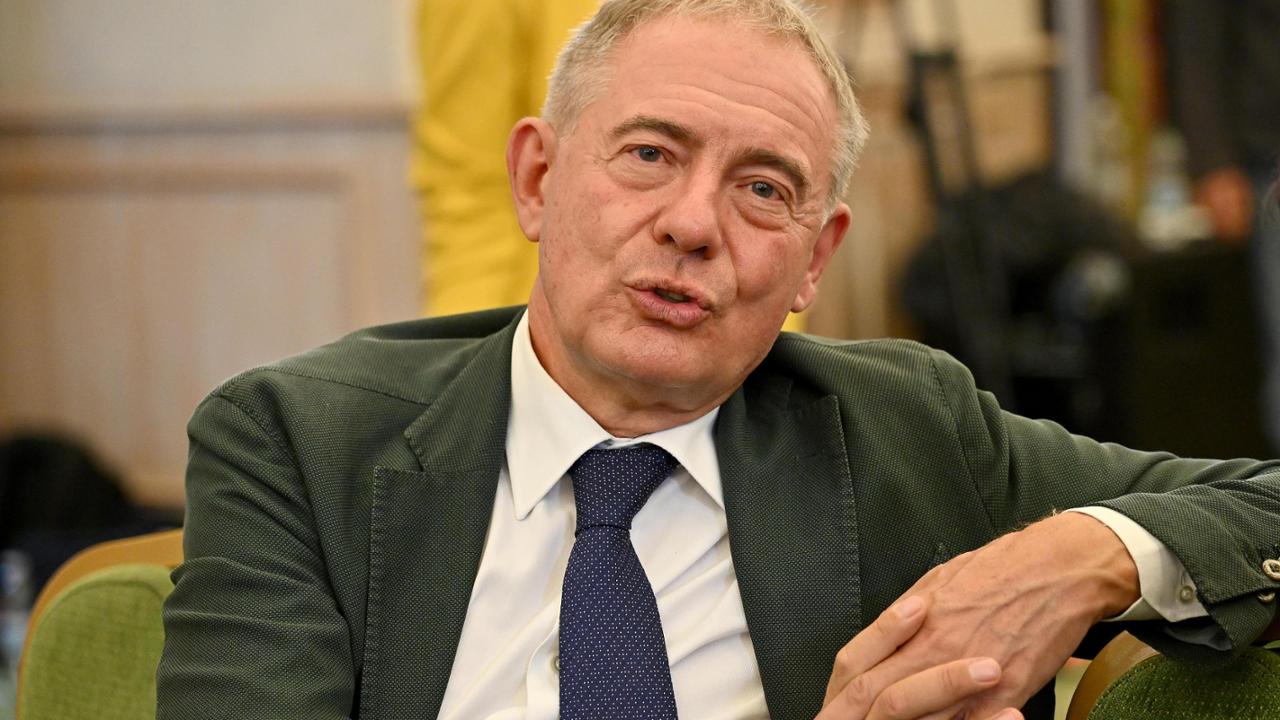 Adolfo Urso, chi è il “diplomatico” al ministero del Made in Italy - La ...