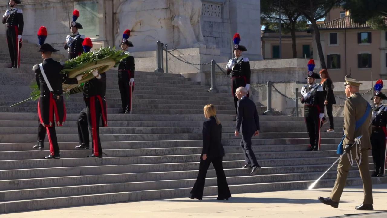 Meloni all'Altare della Patria: depone una corona al Milite Ignoto e ...