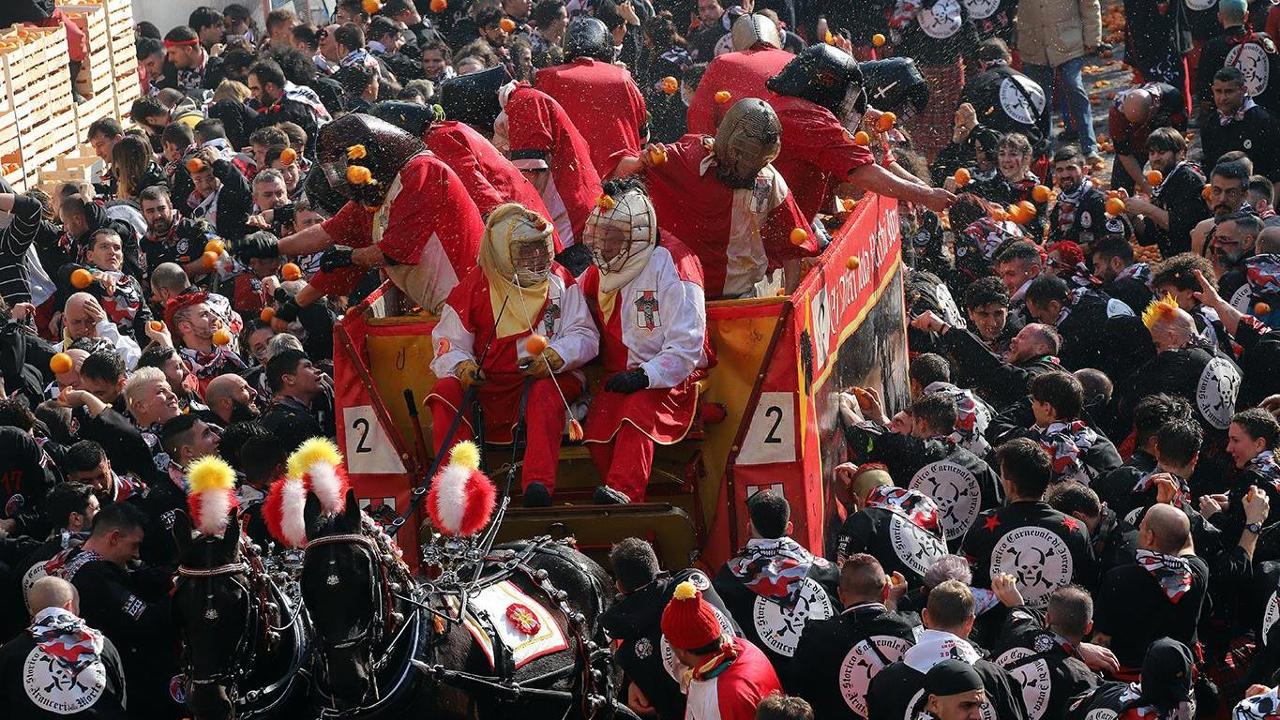 Il carnevale di Ivrea torna dopo due anni di fermo per la pandemia e ...