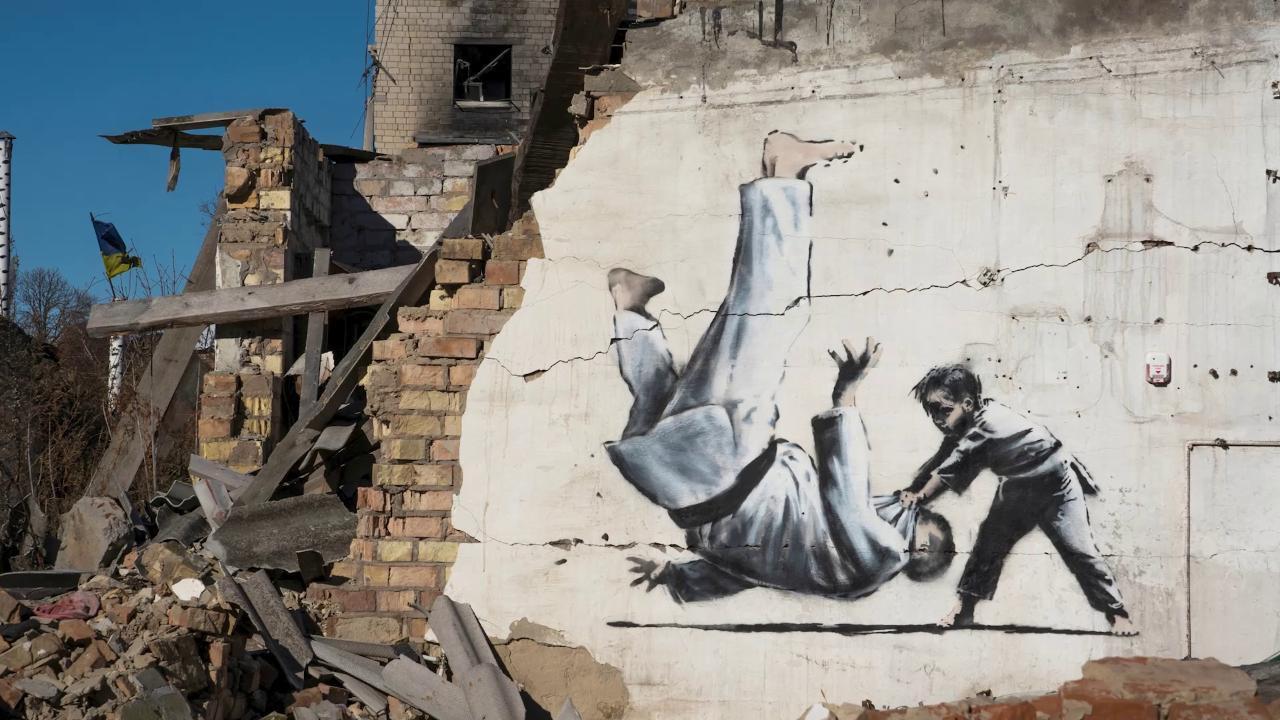 In Ucraina spuntano i murales di Banksy contro la guerra: tra le ...
