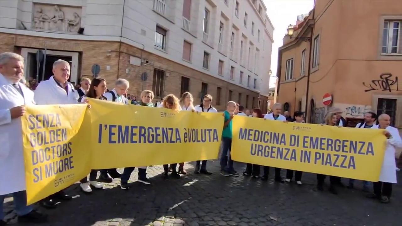 Protesta di medici e infermieri davanti al Ministero della Salute: "L ...
